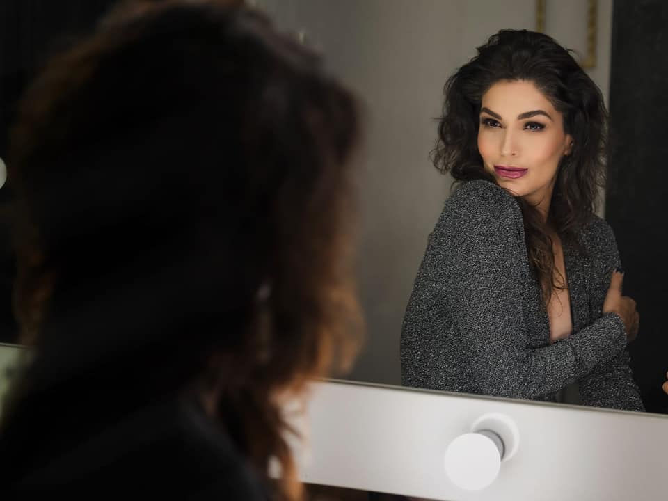 ALE PRADO: DE LOS ESCENARIOS A LA FELICIDAD - Revista DeFRENTE